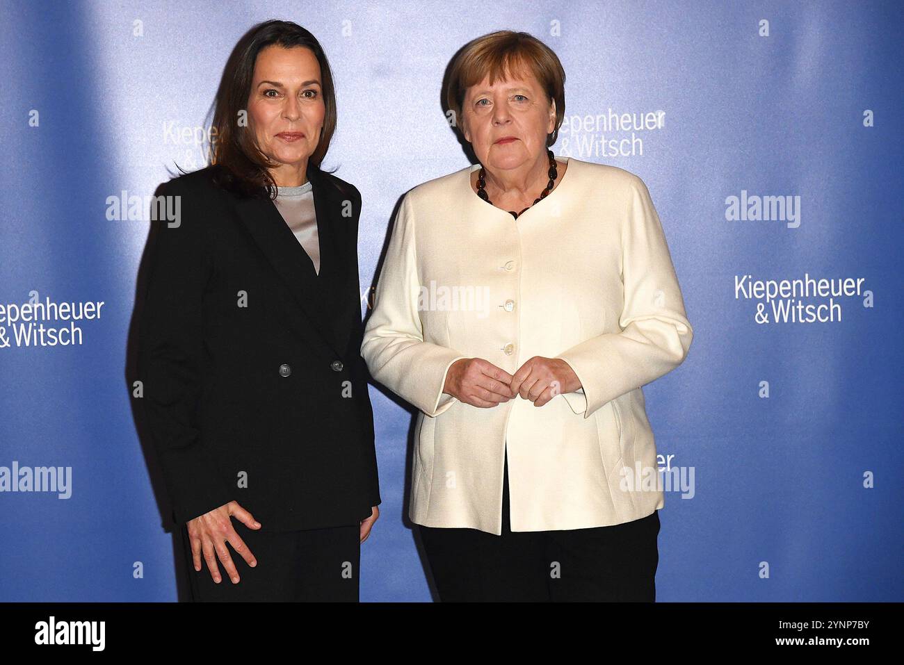 Angela Merkel, die ehemalige Bundeskanzlerin mit Moderatorin Anne Will ...