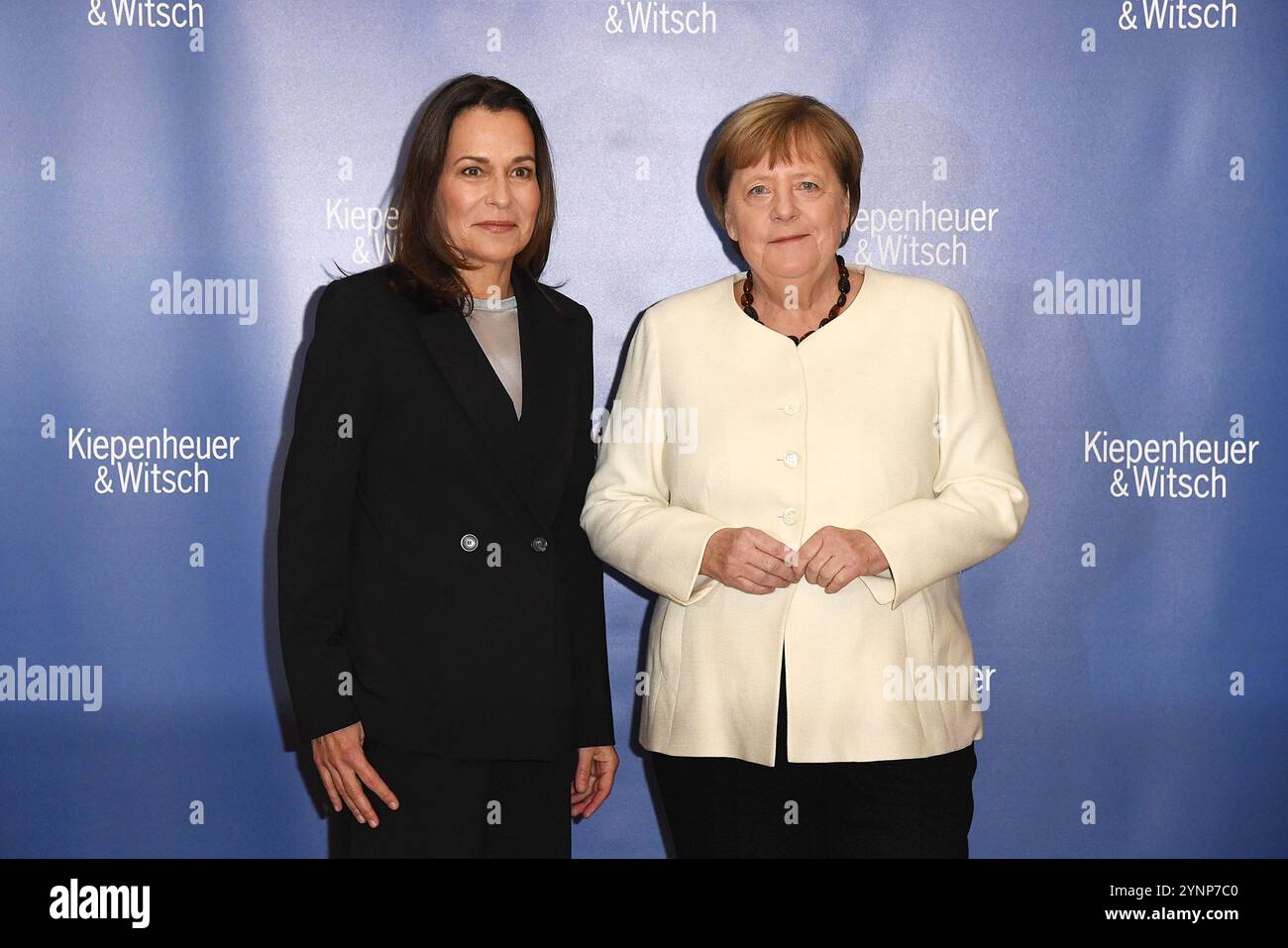 Angela Merkel, die ehemalige Bundeskanzlerin mit Moderatorin Anne Will bei der Buchpremiere ...