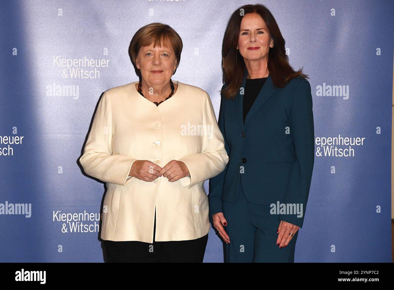 Angela Merkel, die ehemalige Bundeskanzlerin mit Verlegerin Kerstin Gleba (Kiepenheuer & Witsch ...