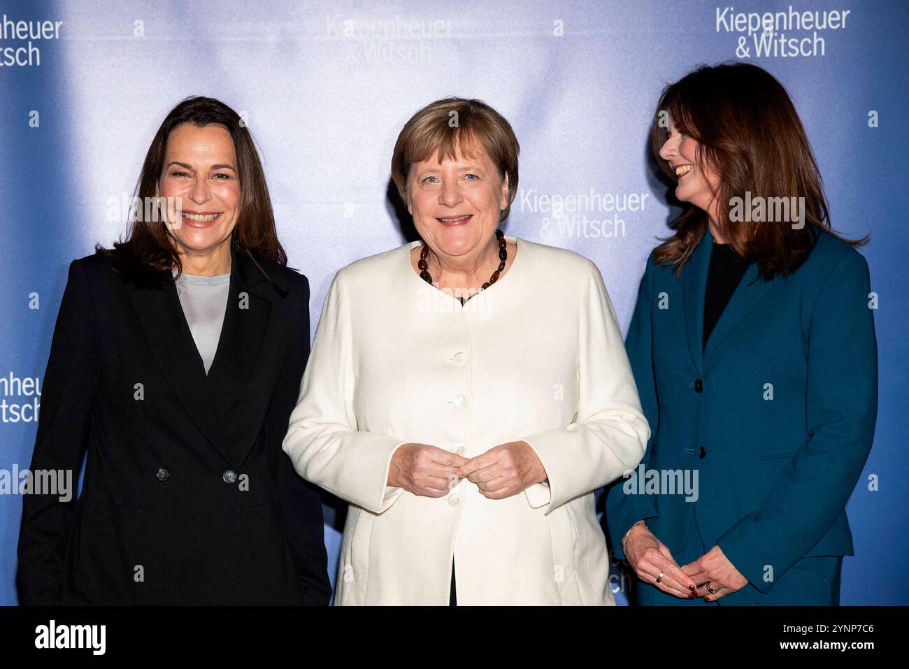 Angela Merkel, die ehemalige Bundeskanzlerin mit Moderatorin Anne Will ...