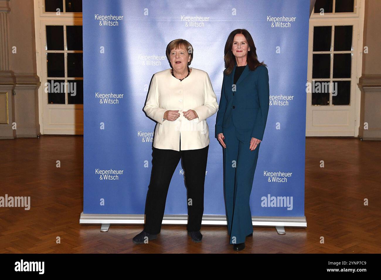 Angela Merkel, die ehemalige Bundeskanzlerin mit Verlegerin Kerstin Gleba (Kiepenheuer & Witsch ...