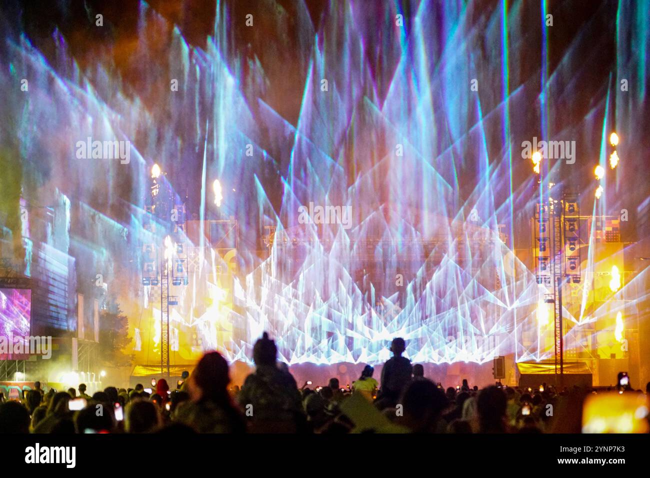 Purple laser beams concert hi-res stock photography and images - Alamy