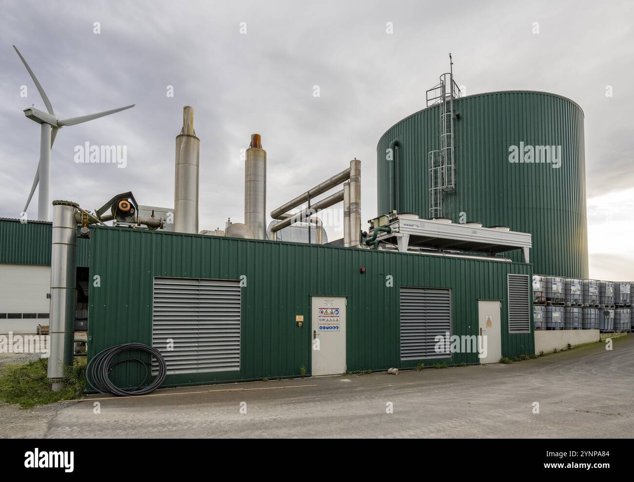 Biogas plant, combined heat and power plant, with hot water storage ...