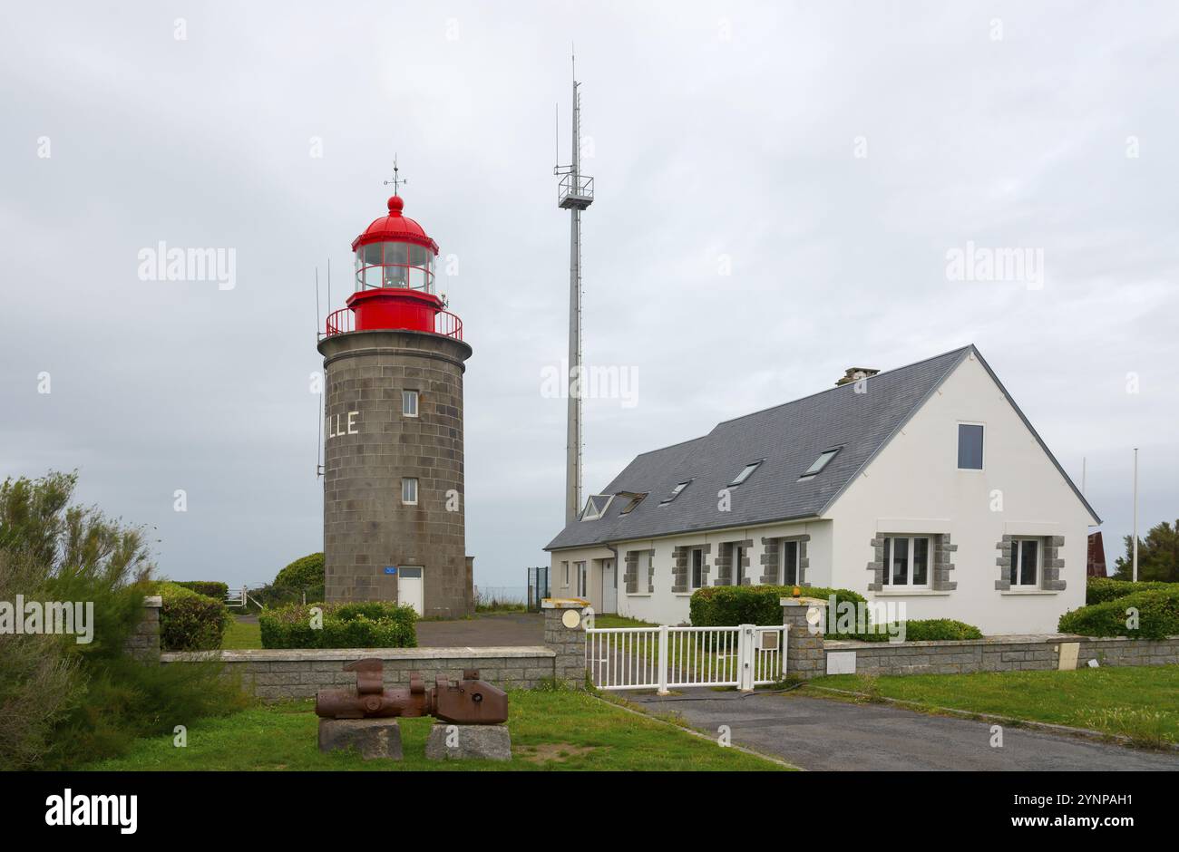 Red lighthouse next buildings hi-res stock photography and images - Alamy
