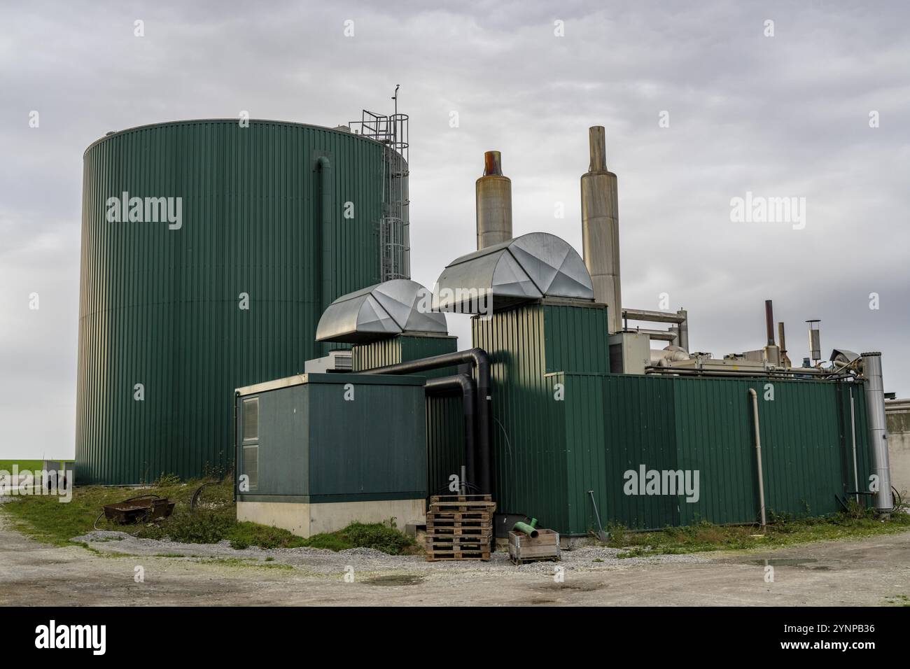 Biogas plant, combined heat and power plant, with hot water storage ...
