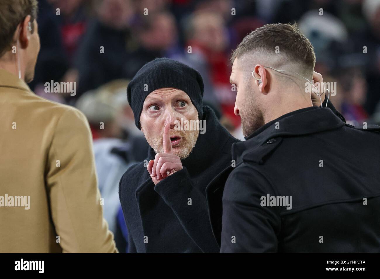 Matthias Sammer mit erhobenem Zeigefinger vor dem Mund, vor dem Spiel ...