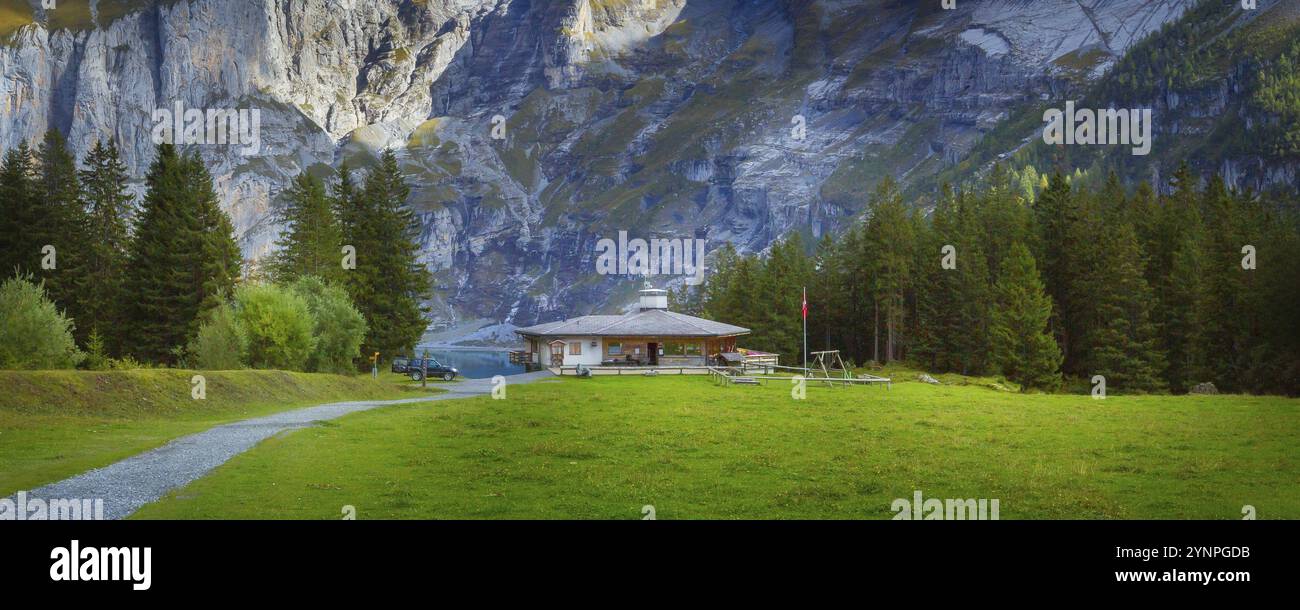 Oeschinnensee, Holzchalet und Schweizer Alpen, Berner Oberland, Schweiz ...
