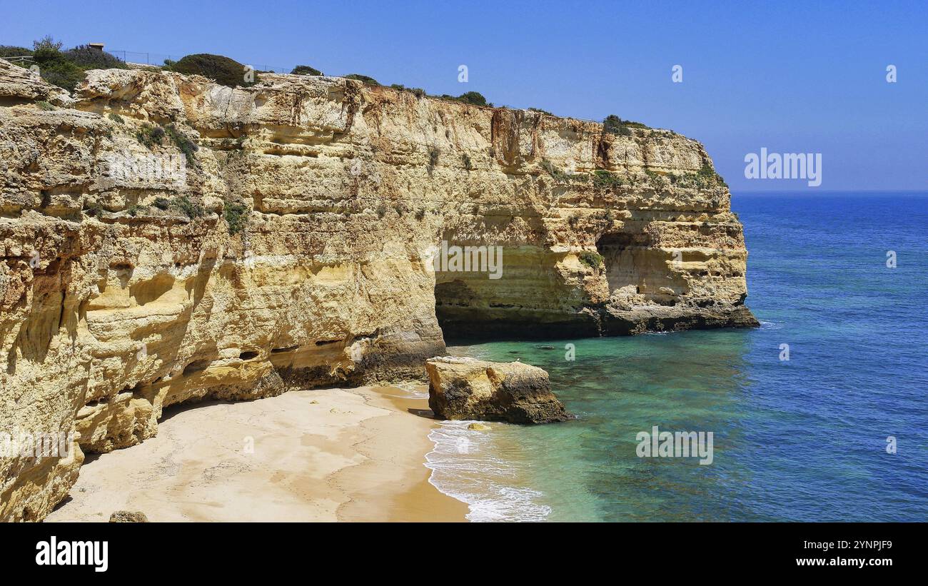Beach rocks turquoise water hi-res stock photography and images - Alamy