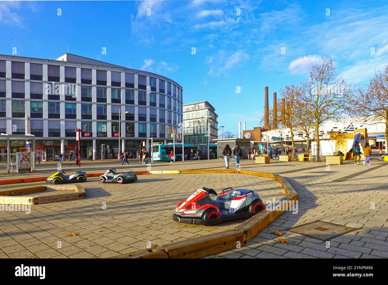 Wolfsburg Porschestr. mit Autorennstrecke mit Autos fpr Kinder auf der ...