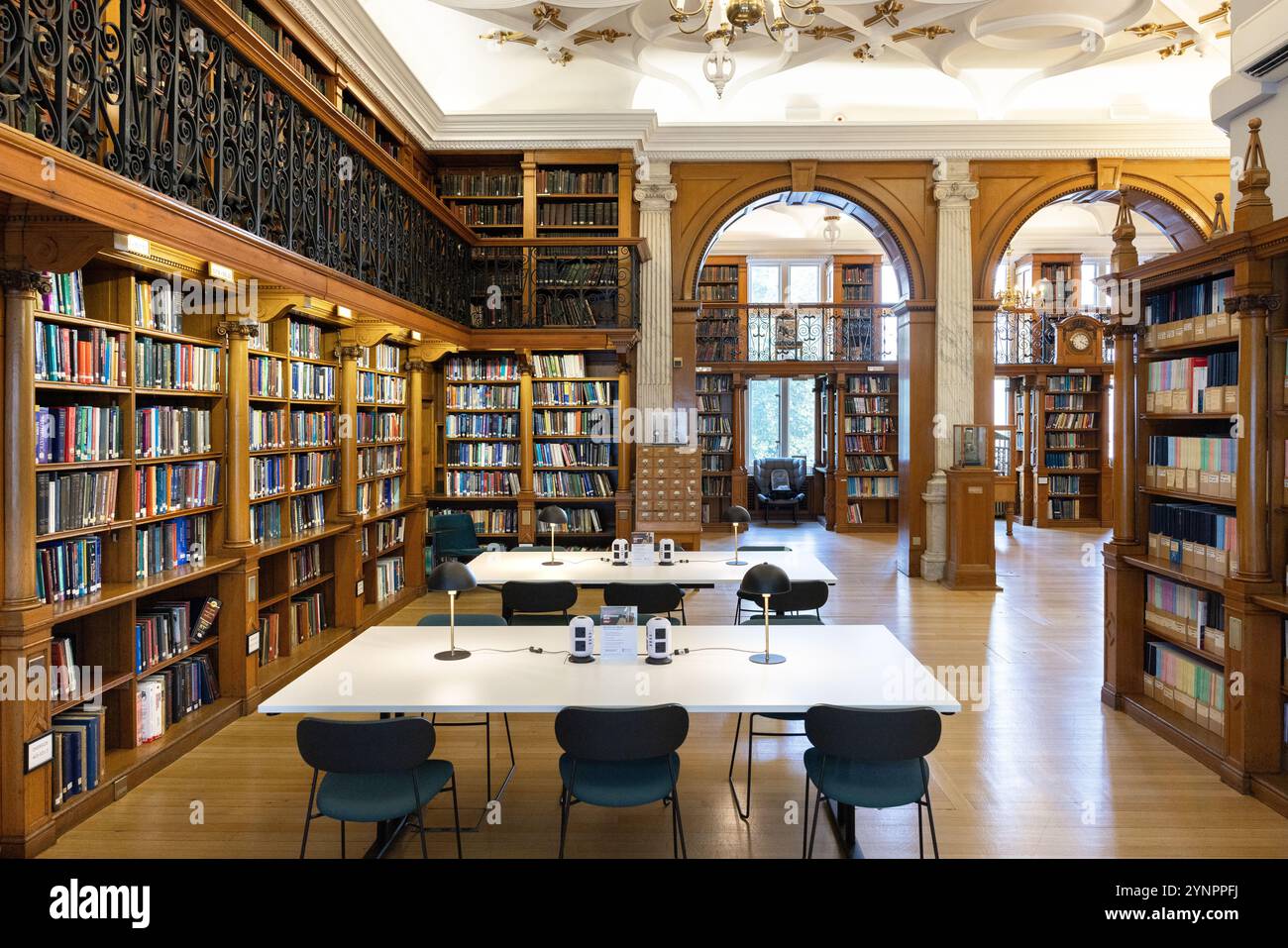 London institution library hi-res stock photography and images - Alamy