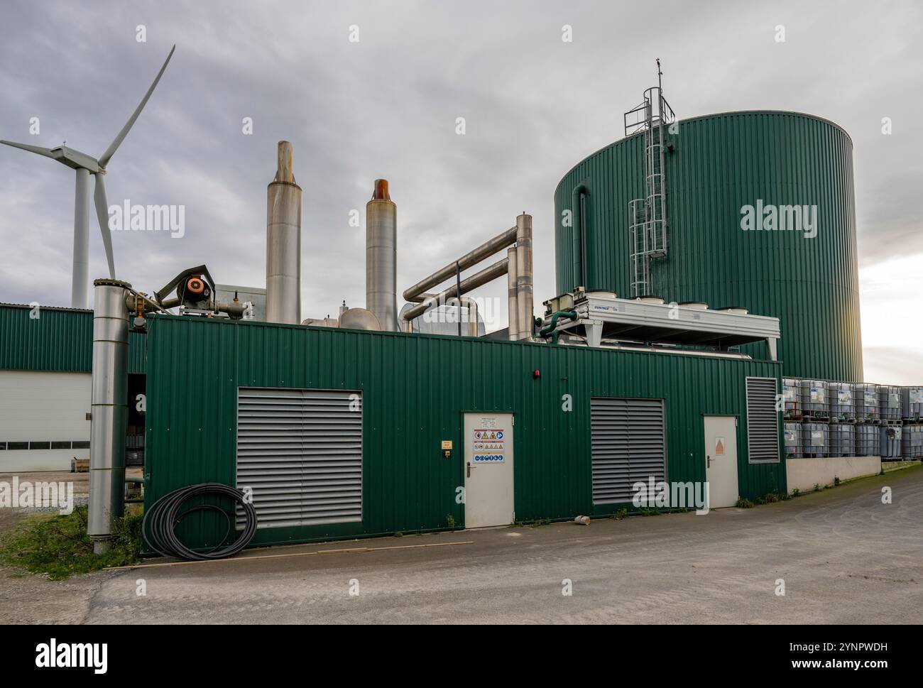 Biogas plant, combined heat and power plant, with hot water storage ...