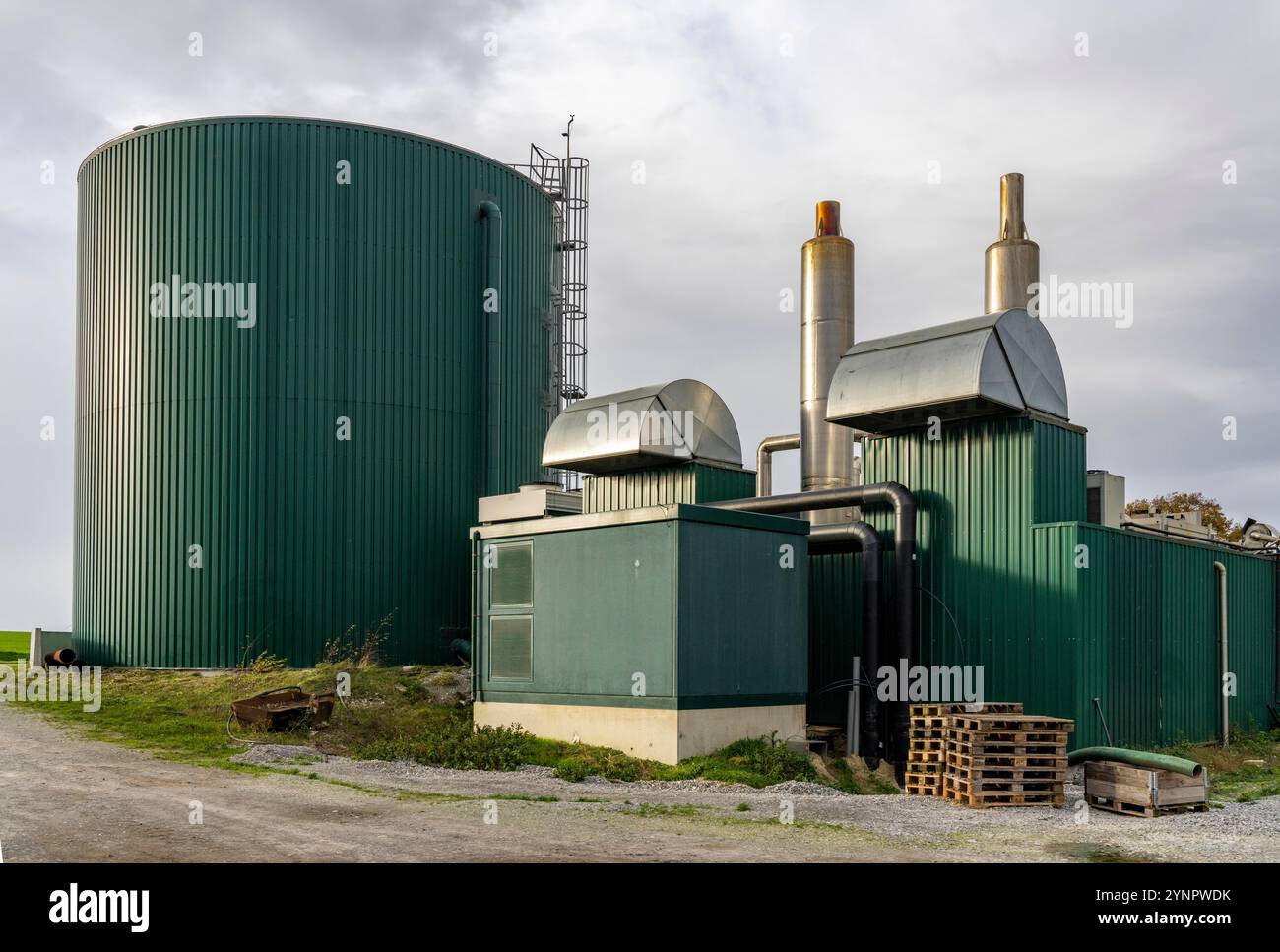 Biogas plant, combined heat and power plant, with hot water storage ...