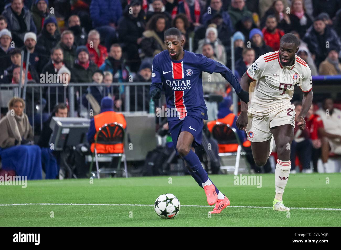 Zweikampf Ousmane Dembele (Paris Saint-Germain, PSG, #10) mit Dayot ...