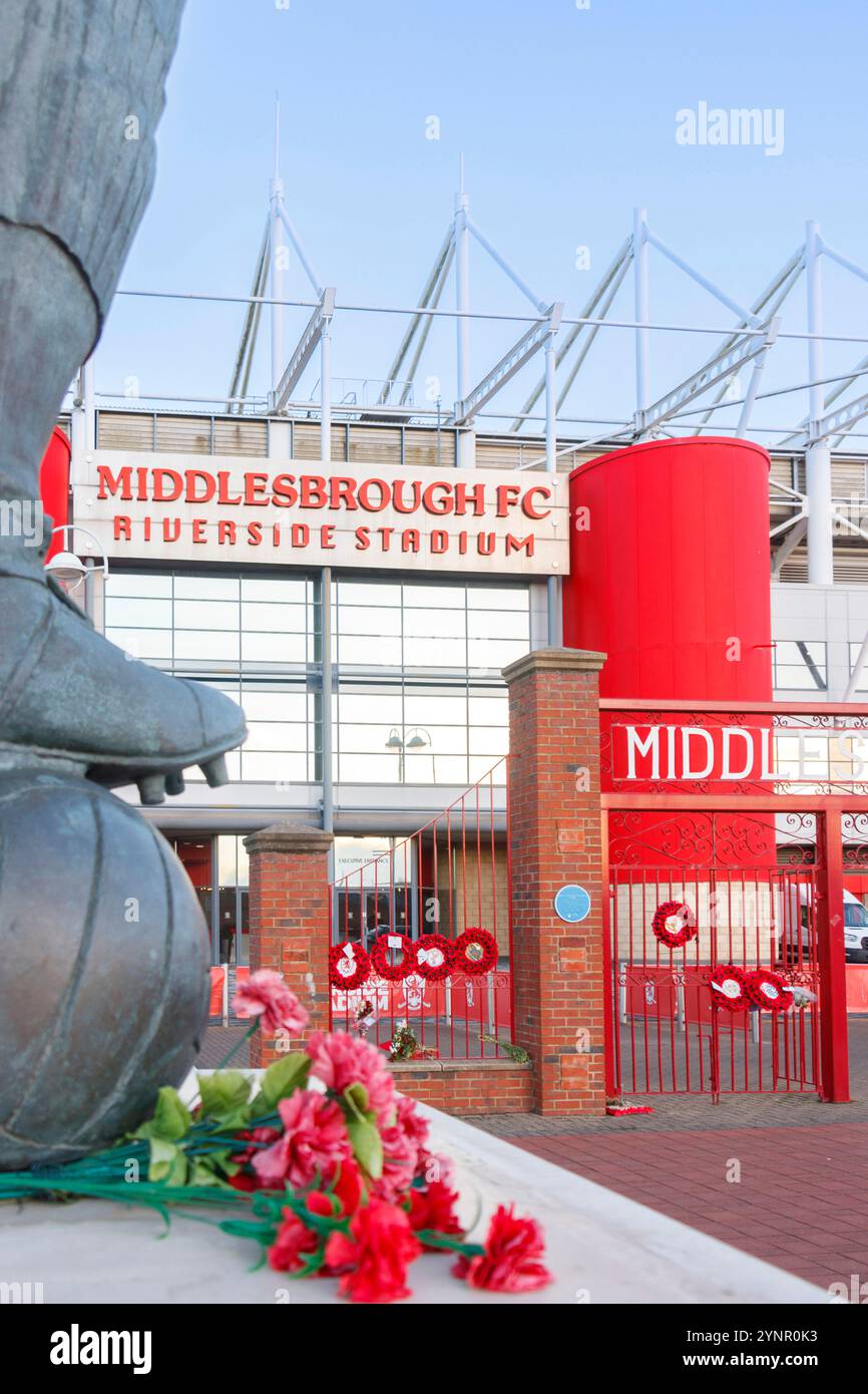 statue of George Hardwick captain of Middlesbrough FC "Boro'" at ...