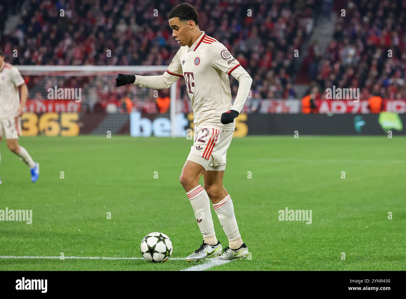 Jamal Musiala (FC Bayern Muenchen, #42) mit Ball, GER, FC Bayern ...