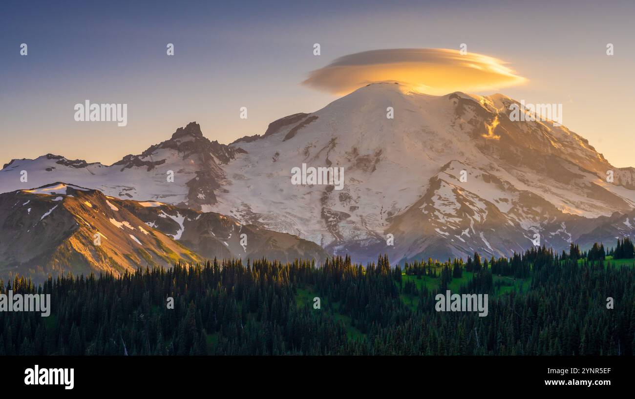 Mount Rainier Sunset Lenticular Cloud Stock Photo - Alamy