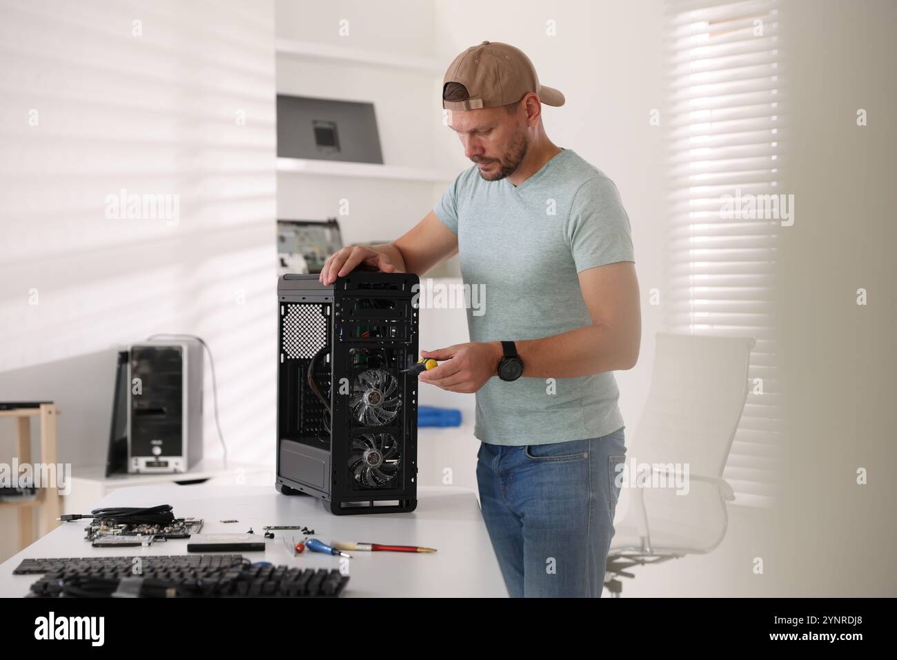 Man assembling new computer hi-res stock photography and images - Alamy
