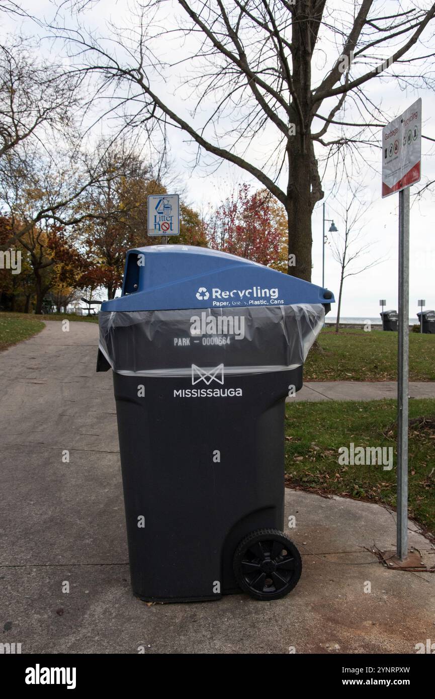 Toronto recycling bin park hi-res stock photography and images - Alamy