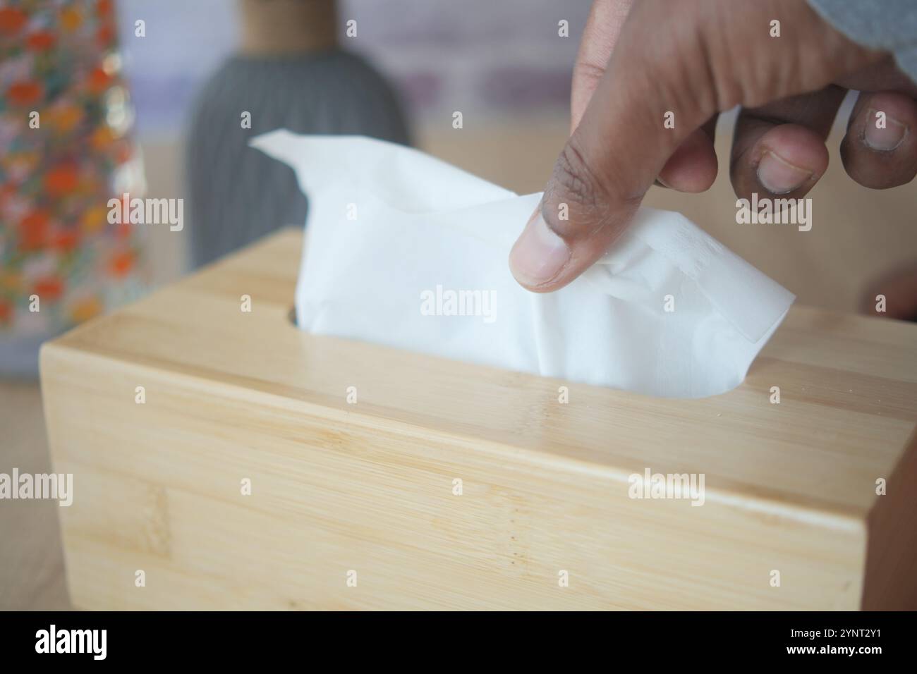 hand pull out a piece of tissue from tissue paper box Stock Photo - Alamy