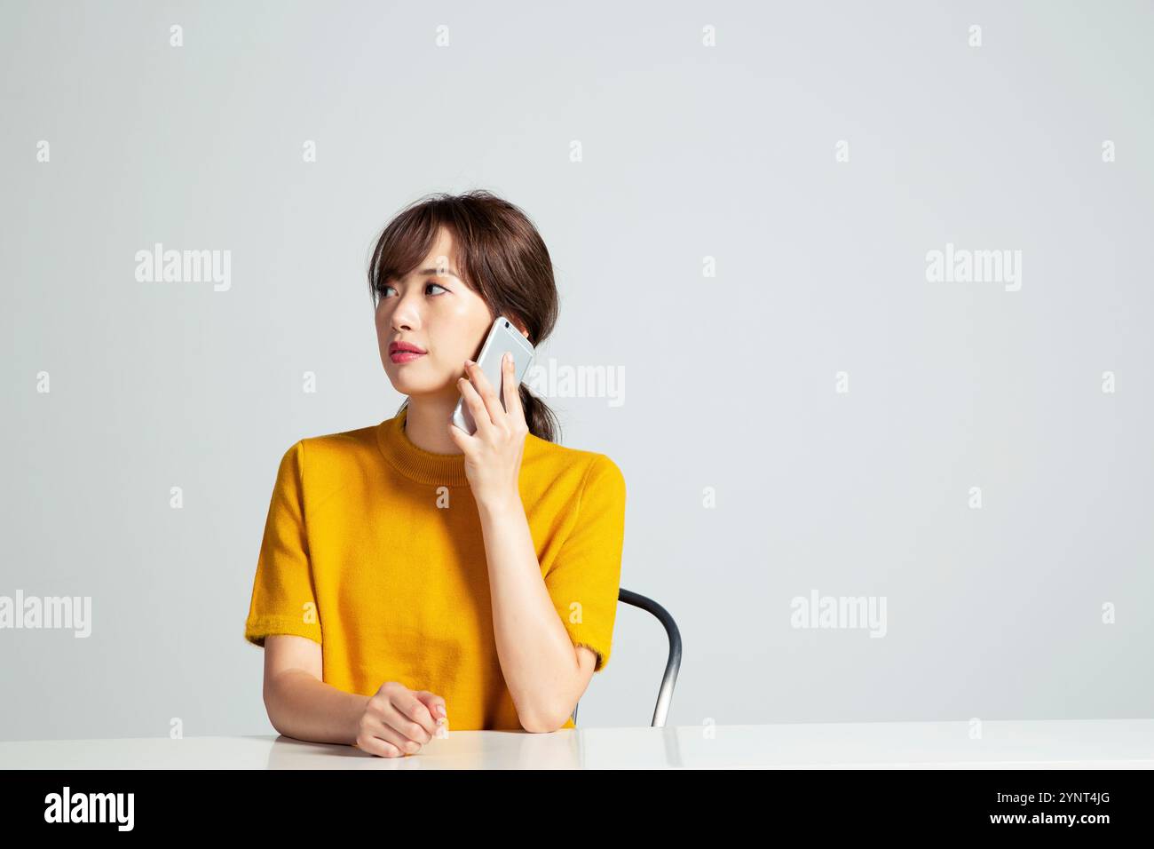 Woman in her 20s with side view making a phone call Stock Photo - Alamy