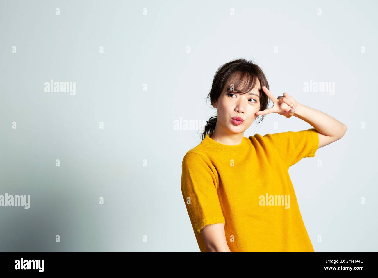 Person doing a peace sign hi-res stock photography and images - Alamy