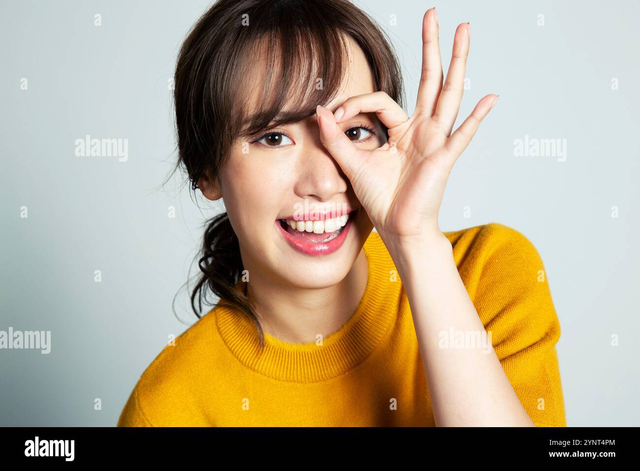Woman in her 20s giving the ‘okaye’ sign Stock Photo - Alamy