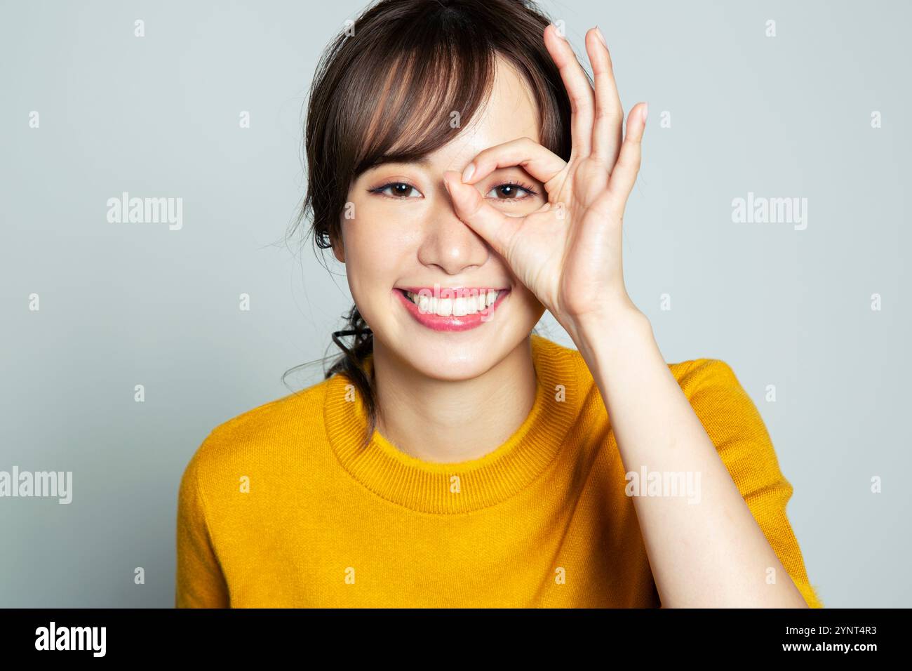 Woman in her 20s giving the ‘okaye’ sign Stock Photo - Alamy