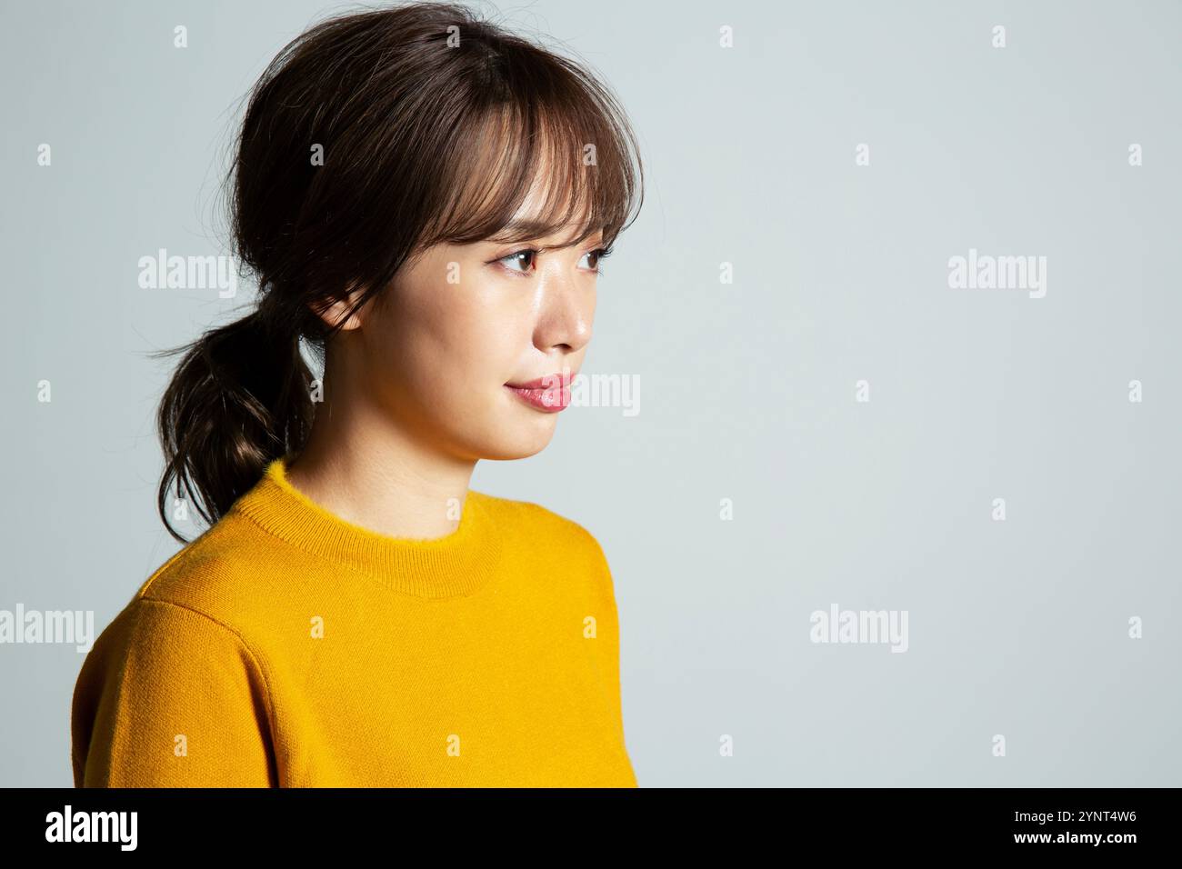 Profile of woman in her 20s with ponytail Stock Photo - Alamy