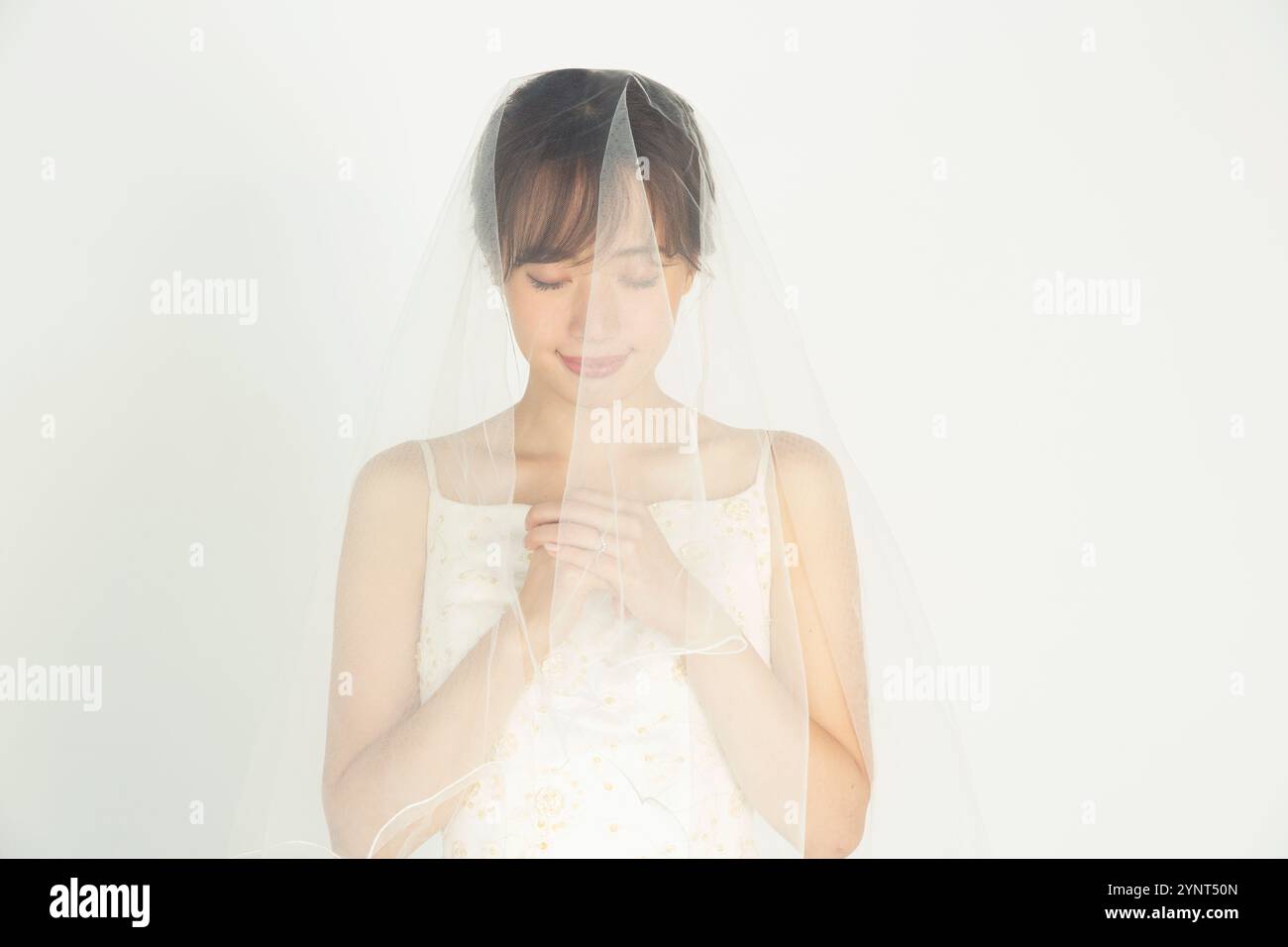 Bride japanese wedding veil hi-res stock photography and images - Alamy