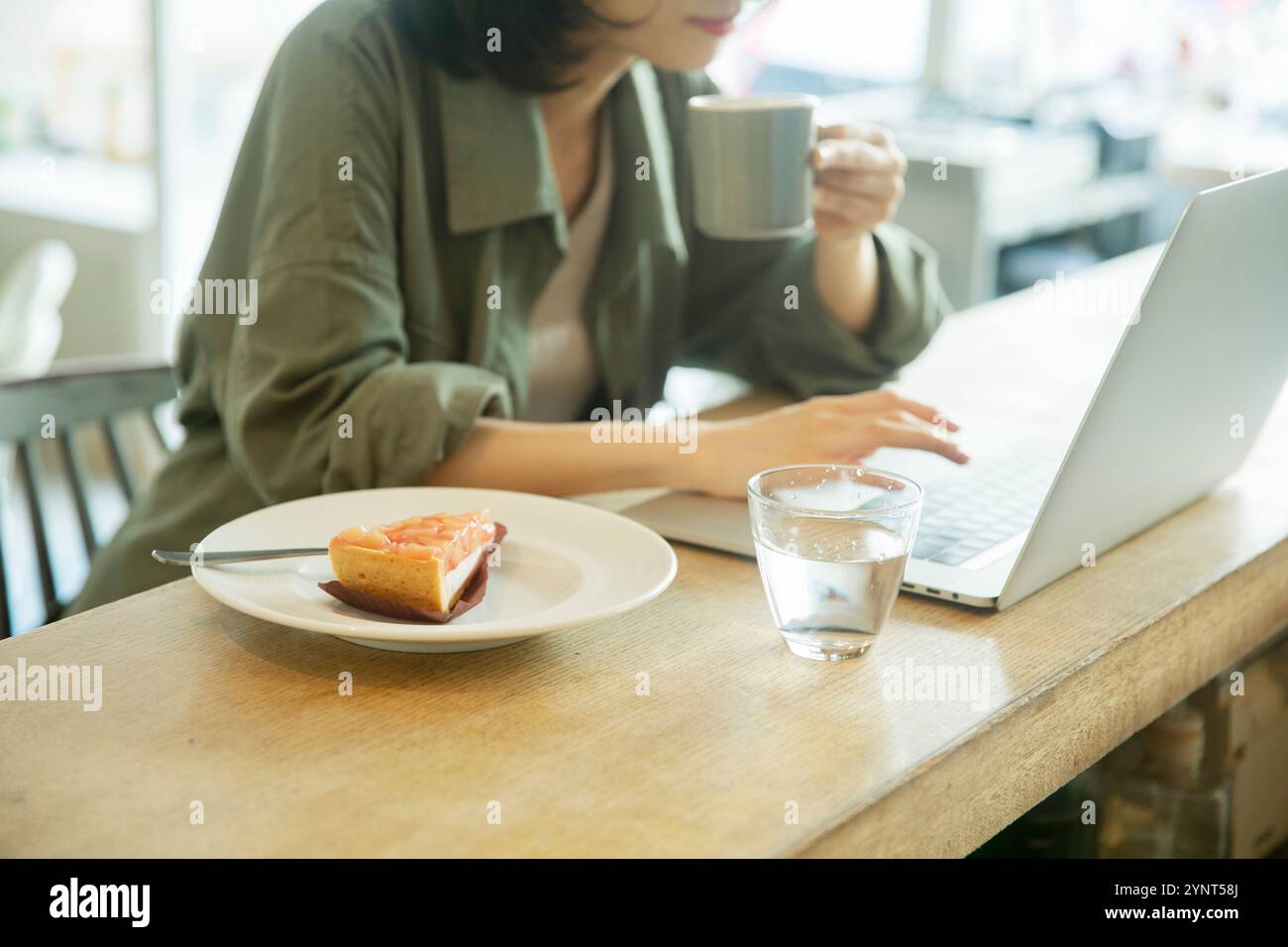 People taking lunch break restaurant hi-res stock photography and ...