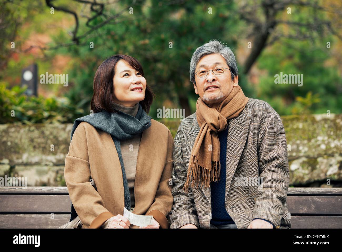 Couple sitting on bench talking hi-res stock photography and images - Alamy