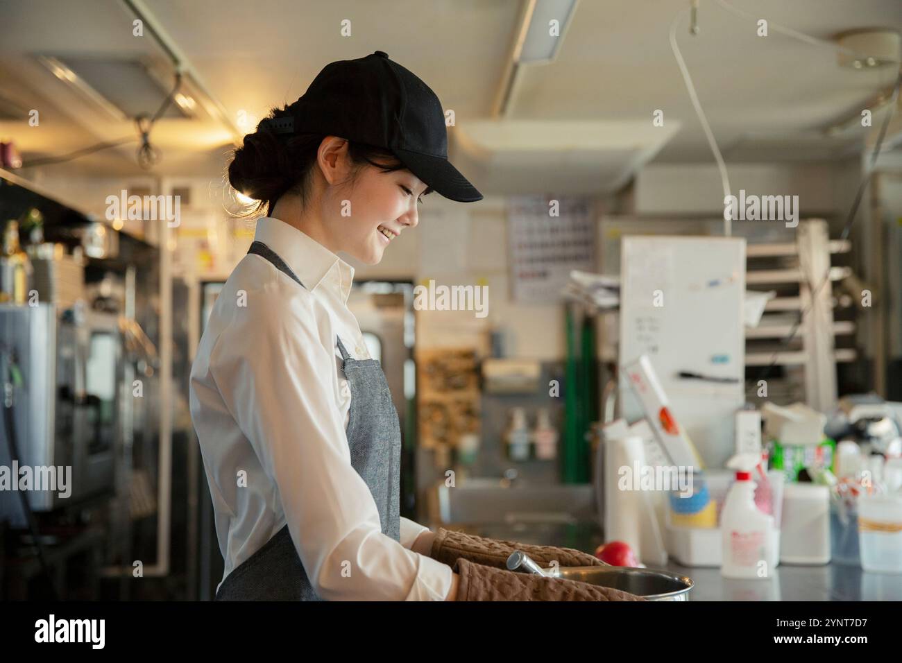 Female restaurant kitchen employee hi-res stock photography and images ...