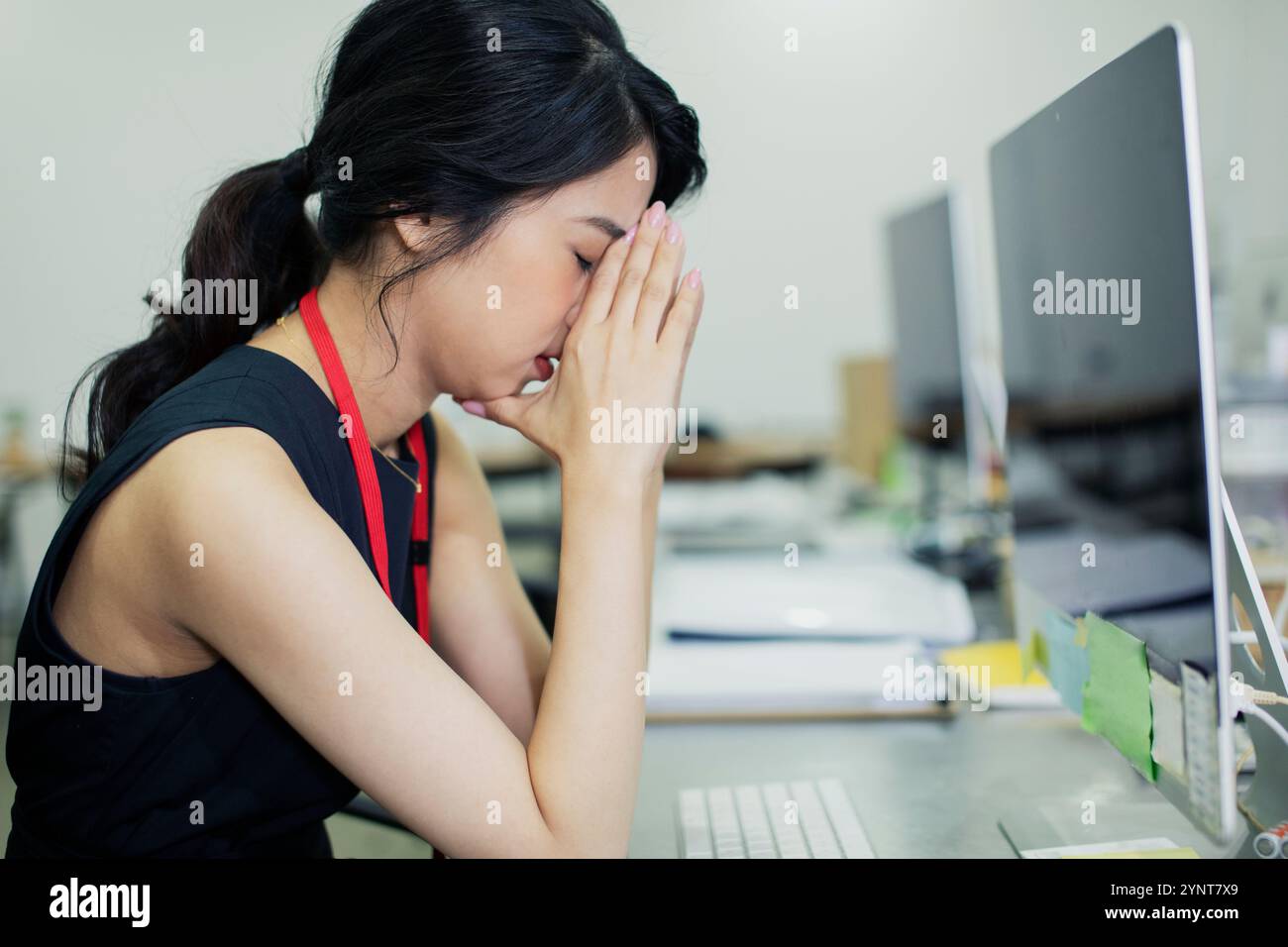 Office conflict woman hi-res stock photography and images - Alamy