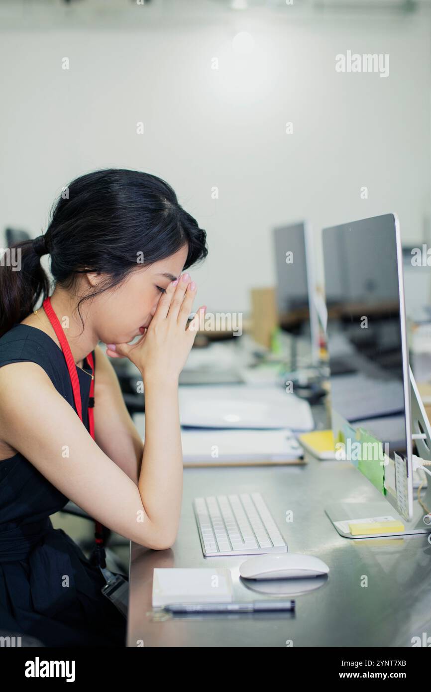 Office conflict woman hi-res stock photography and images - Alamy