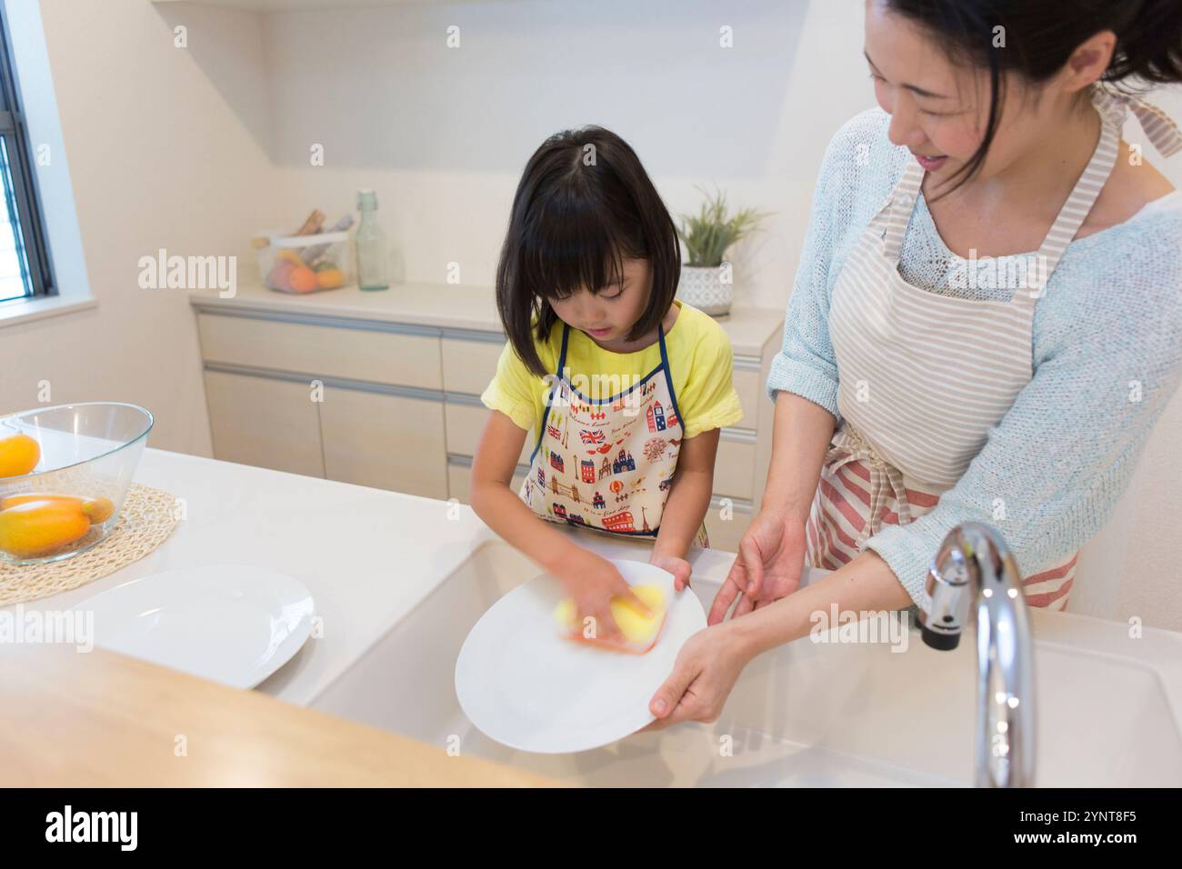Mother and daughter washing dishes Stock Photo - Alamy