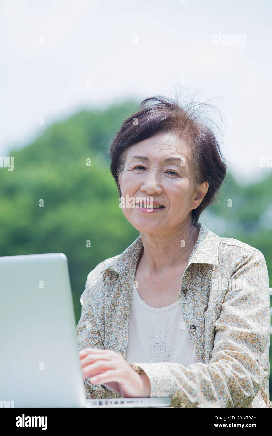 Senior women who use computers Stock Photo - Alamy