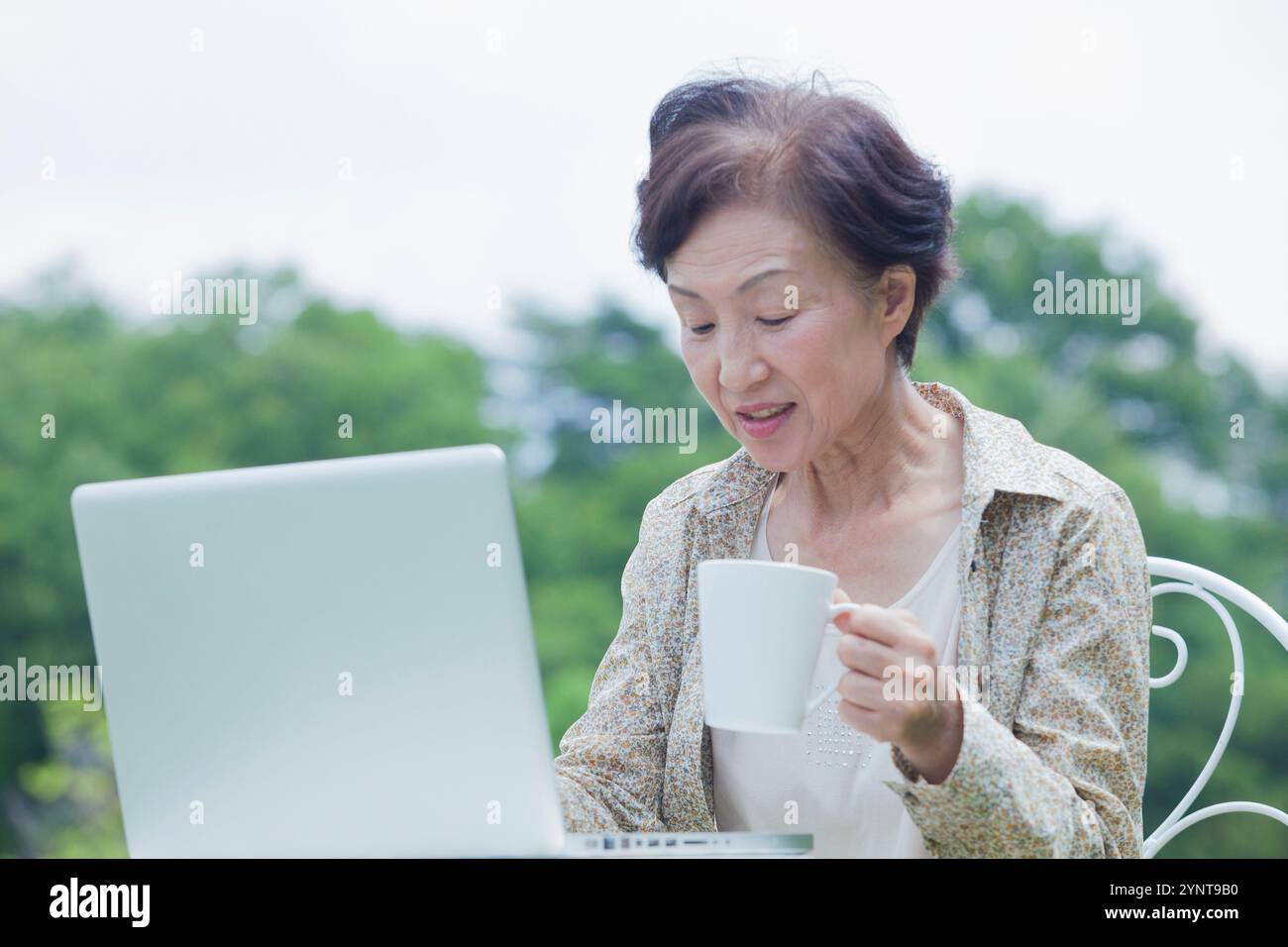 People who use computers hi-res stock photography and images - Alamy