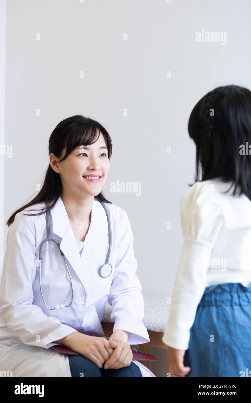 Doctor medical examination children talking hi-res stock photography ...