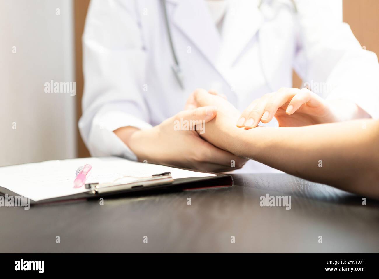 Faceless female doctor hi-res stock photography and images - Alamy