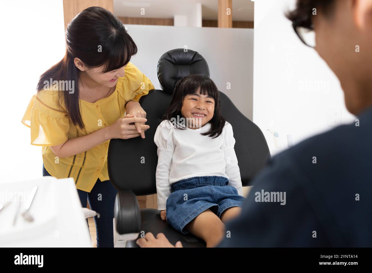 Doctor check up girl hi-res stock photography and images - Alamy