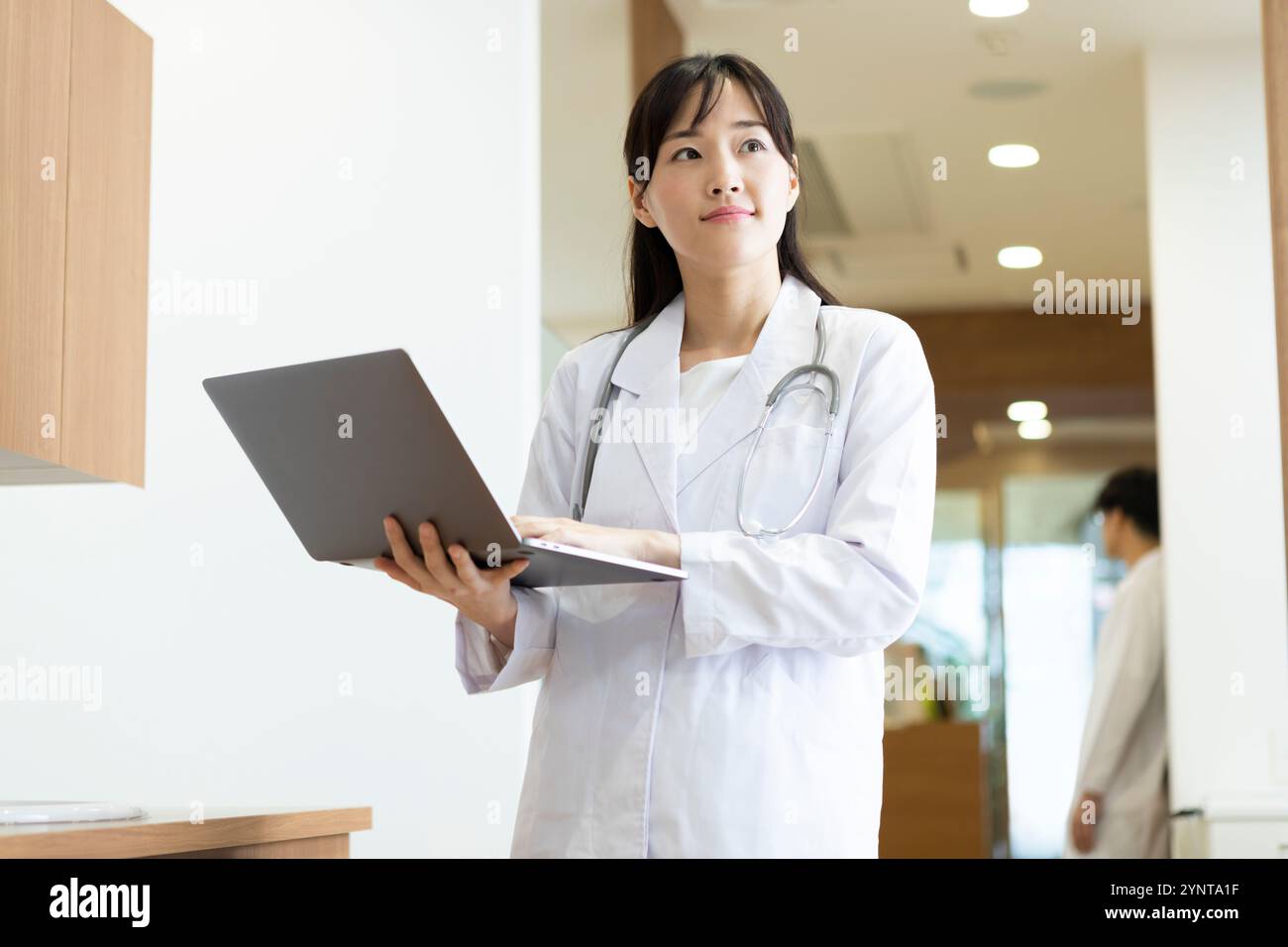 Female doctor laptop pc hi-res stock photography and images - Alamy