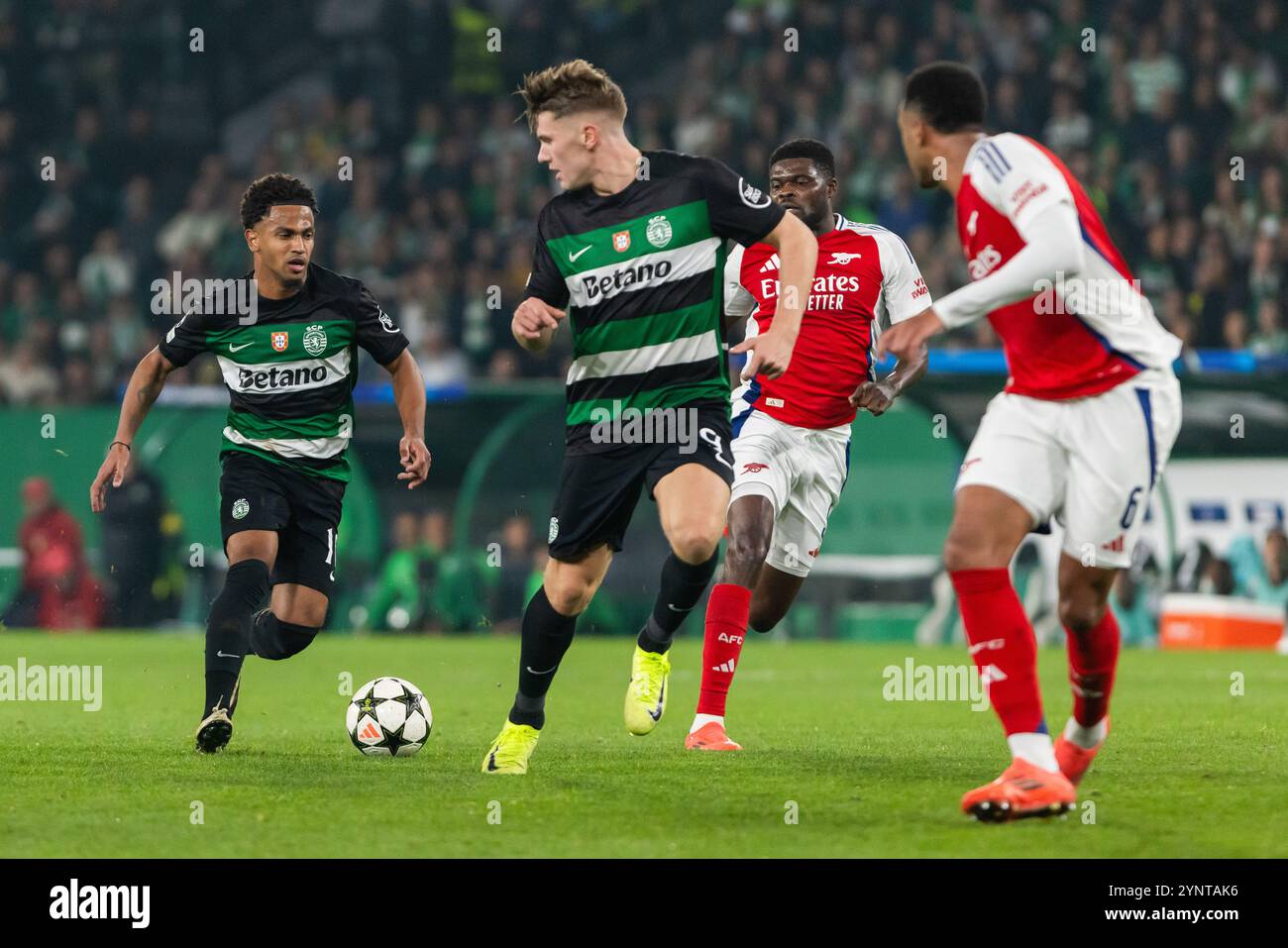 Marcus Edwards (L) of Sporting CP seen in action during the UEFA ...