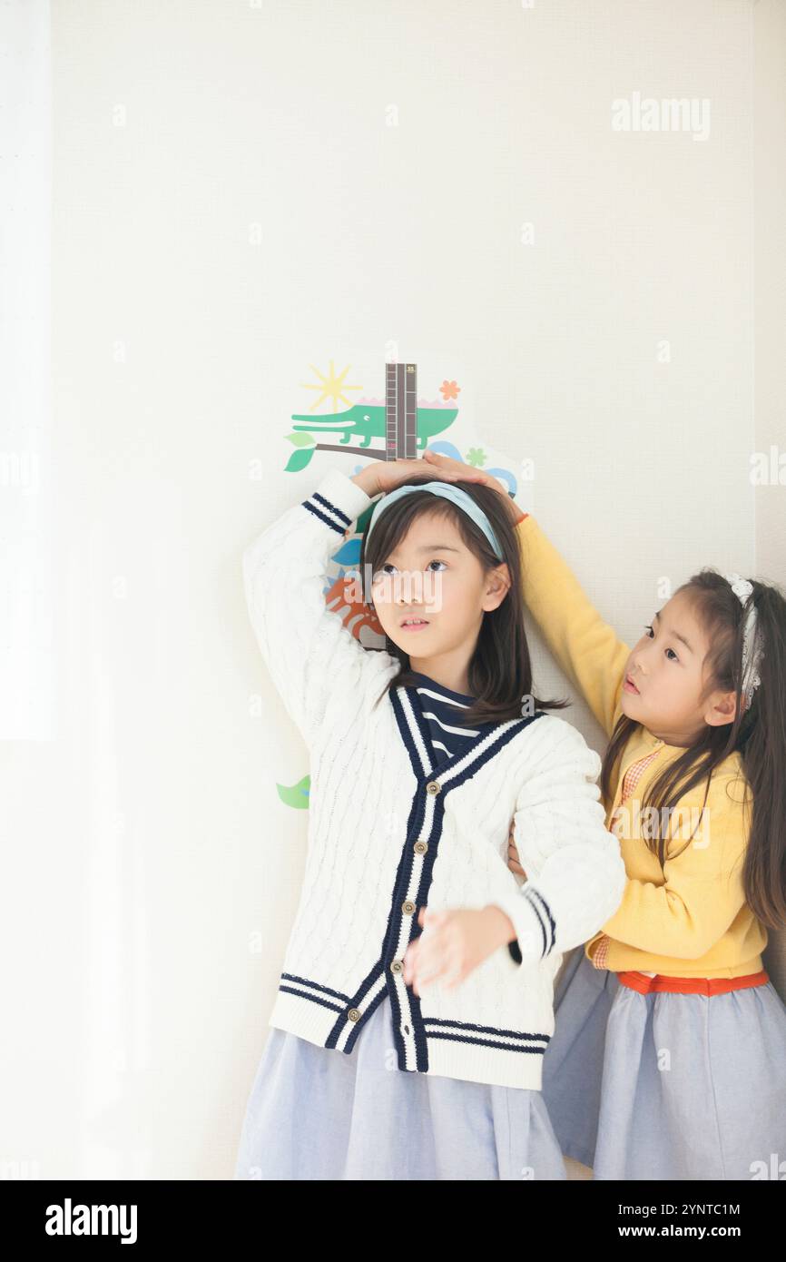 Children in back-to-back comparison Stock Photo - Alamy