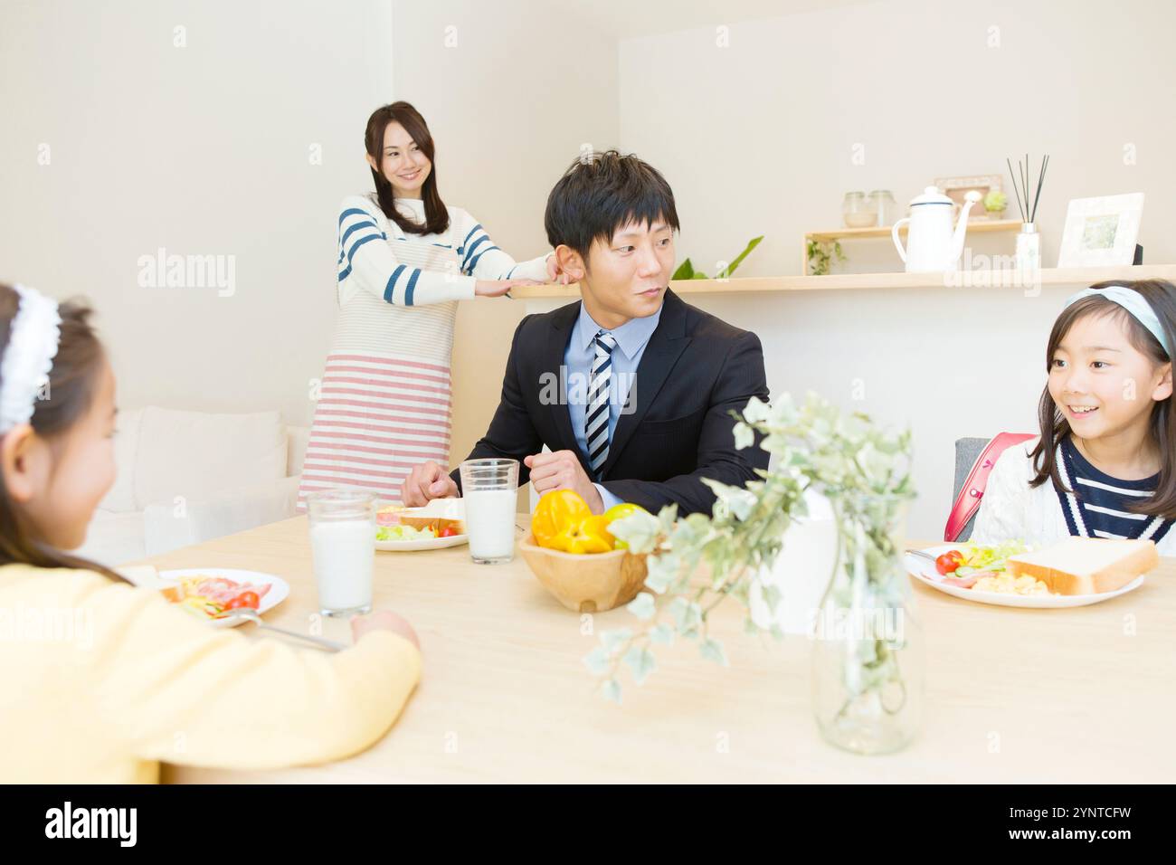 Family meal scene hi-res stock photography and images - Alamy