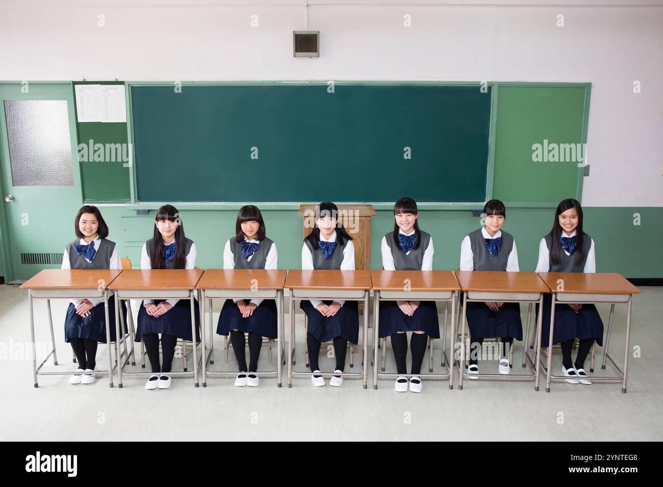 Girls in a row hi-res stock photography and images - Alamy