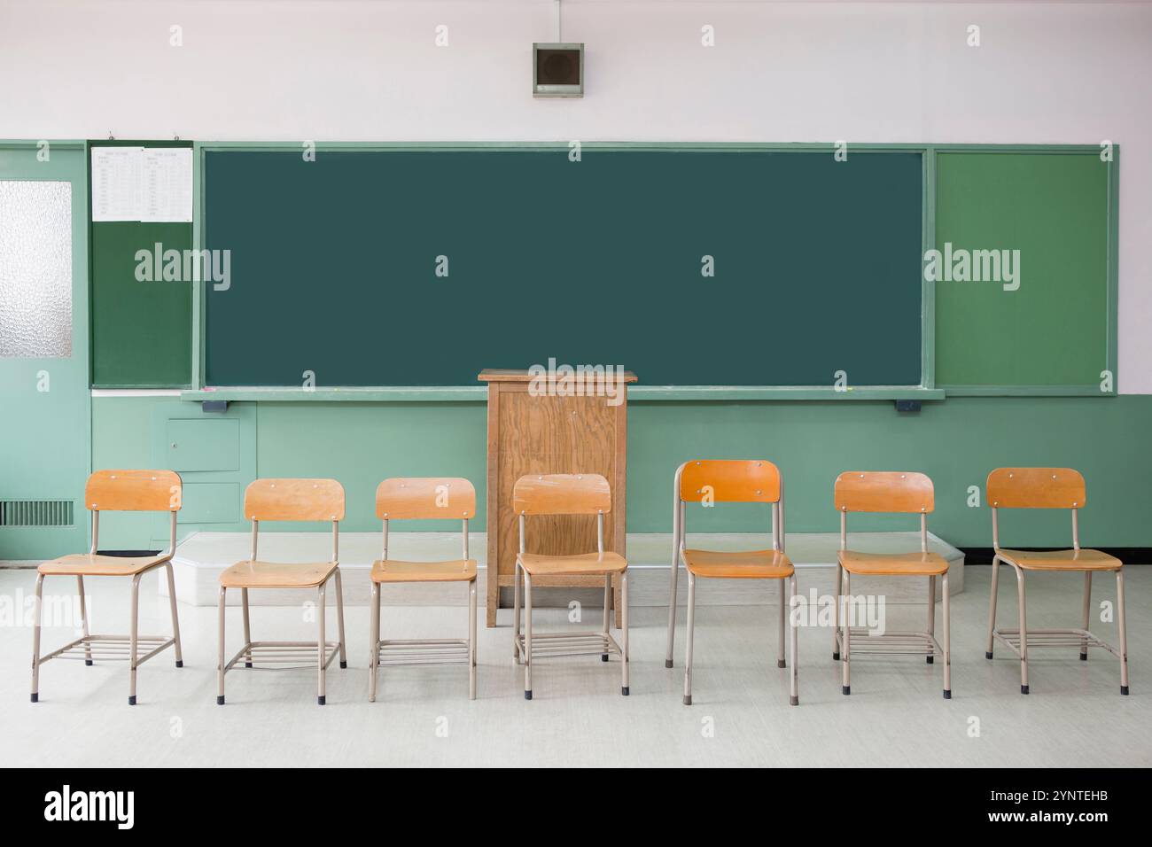 Chairs in a row in a classroom Stock Photo - Alamy