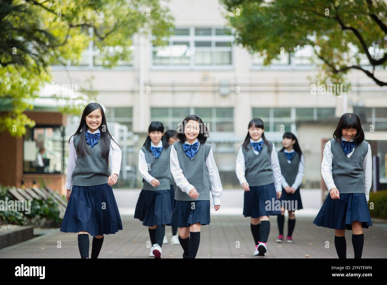 Japanese high school girl walking hi-res stock photography and images ...