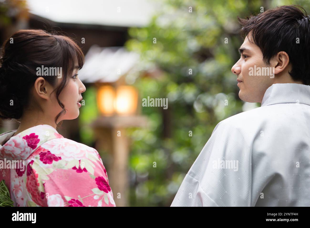 Couple looking backwards Stock Photo - Alamy