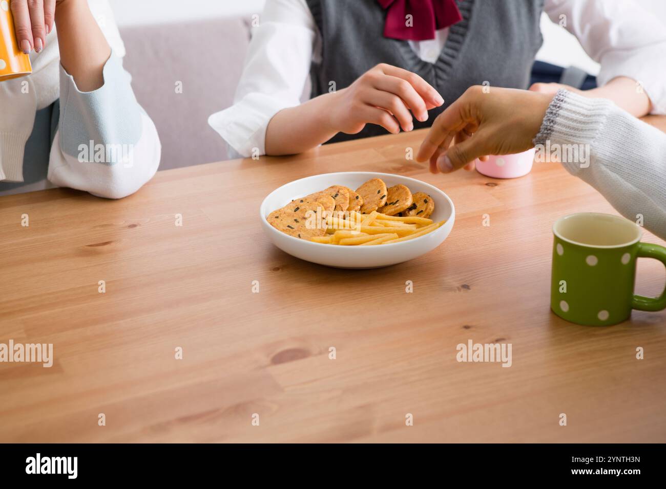 Family eating snack Stock Photo - Alamy