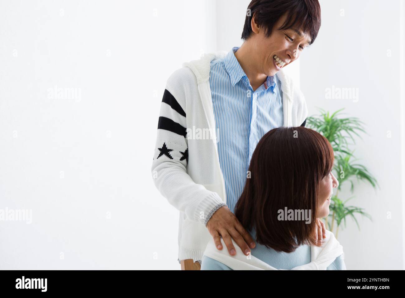 Husband tapping his wife on the shoulder Stock Photo - Alamy
